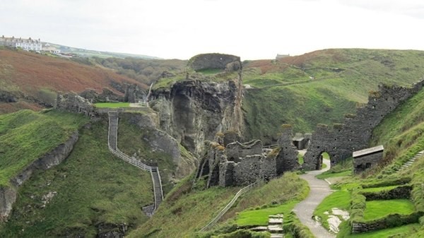 Hallaron una inscripción milenaria en el castillo donde "nació" el rey ...