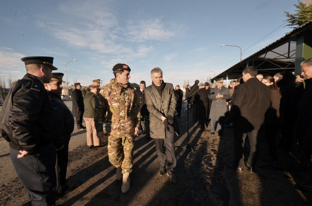 Pablo González presidió el acto por el 209 Aniversario del Ejército ...
